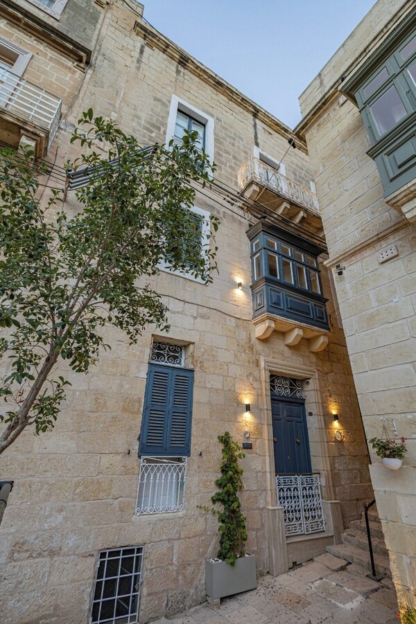 Moon Malta Boutique Stay With Rooftop Pool Sea Views Of Valletta, Grand Harbour - Malta