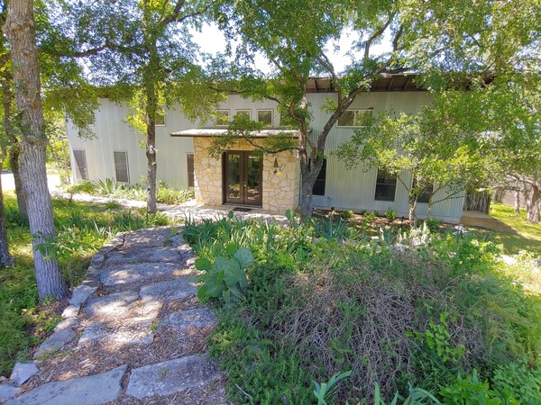 Private 3 Bedroom House With A Backyard & Hot Tub - San Marcos, TX
