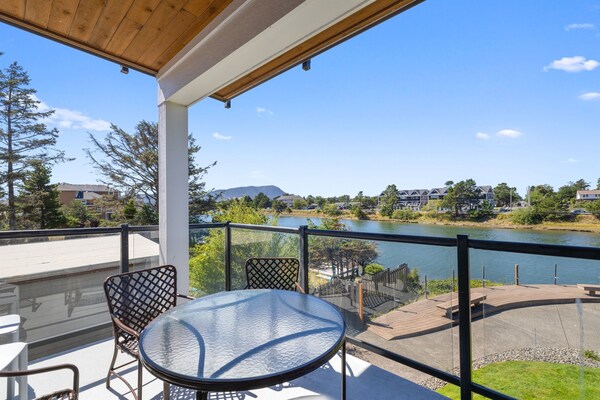Seaside Waterfront Condo - Seaside, OR