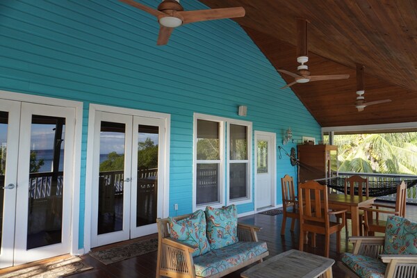 Spacious 5-bedroom Beachfront Home With Ac Centrally Located In Roatan. - Roatán