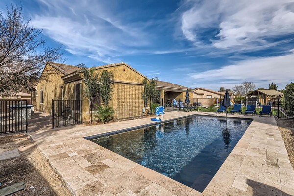 6br House, Heated Pool & Spa, Large Grass Yard, & Games Galore Near Westgate!! - Glendale, AZ