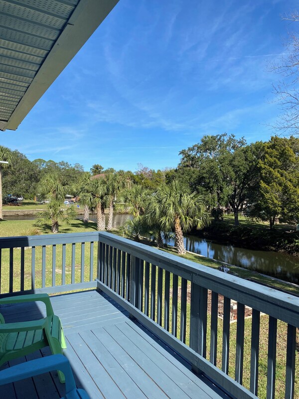 Mermaids Hideaway On The Banks Of Beautiful Waterways - Spring Hill