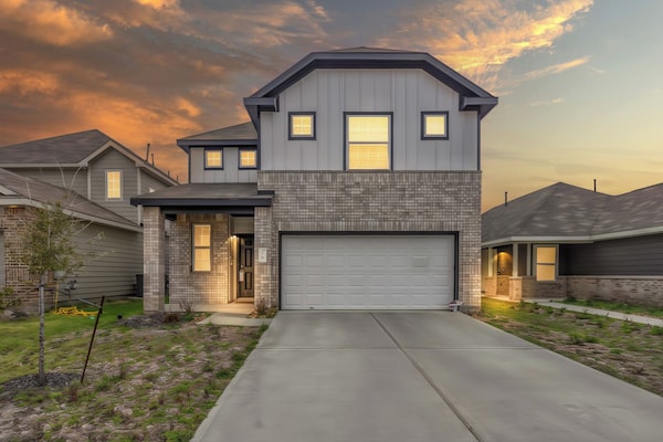 Modern 4br House · 4 King Beds · Game Room · Community Pool · Pets Welcome! - Houston, TX