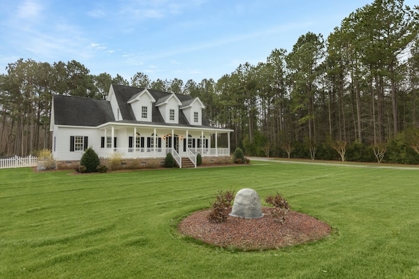 Southern Charm! Theater Room, Hot Tub, Game Space! - Wilson, NC