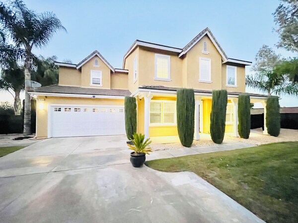 Charming 4-bedroom Estate With Fitness Room, Movie Theater & Sauna In Riverside - Riverside, CA