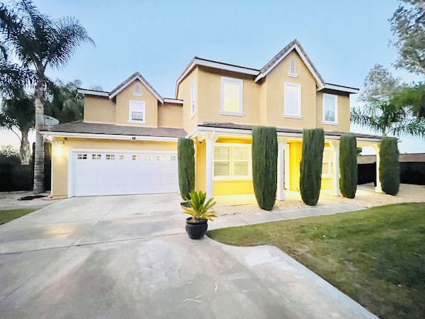 Charming 4-bedroom Estate With Fitness Room, Movie Theater & Sauna In Riverside - Riverside, CA