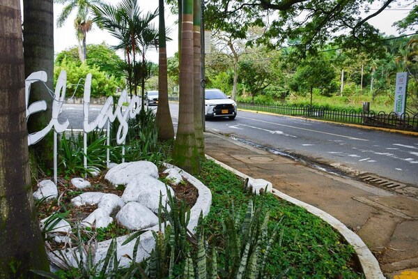 Charming 1-bedroom House With Ac, Tv, Bathroom, Wifi, Pool, Parking, Camara - Cali