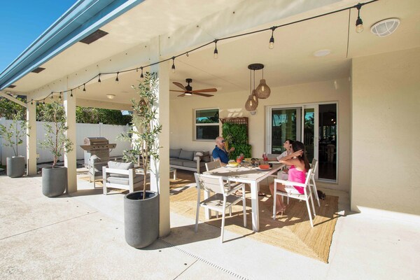 Villa Sunset - Elegant Waterfront 4bdr W/ Heated Pool | Sleeps 10 - Deerfield Beach, FL