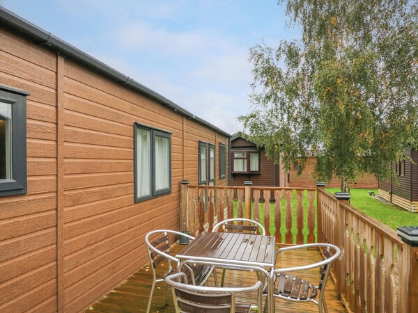 Lakeside Retreat, Pet Friendly, With Pool In Carnforth - Carnforth