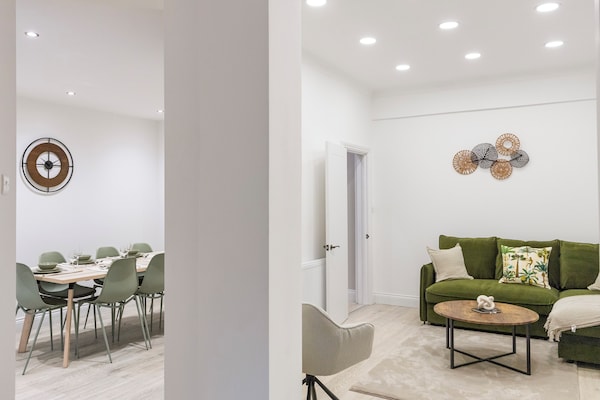 Essex Vibes: Modern, Funky, Spacious 4-br House - Southend-on-Sea