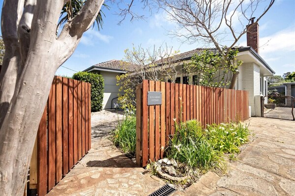 Elva Garden Cottage | Dog Friendly | Town Central - Margaret River