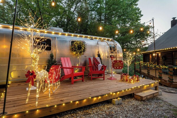 Jingle Bell Lodge: A Cozy Holiday Retreat In Hollister, Mo - Branson, MO
