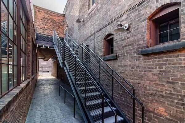 Spacious Riverfront Suite - Close To Downtown - Cleveland, OH