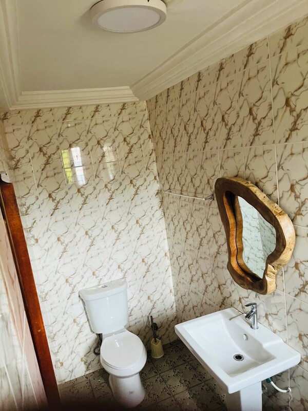 Chic 1-bedroom Apartment In Marvelous Accra With Housekeeping, Wifi - Accra