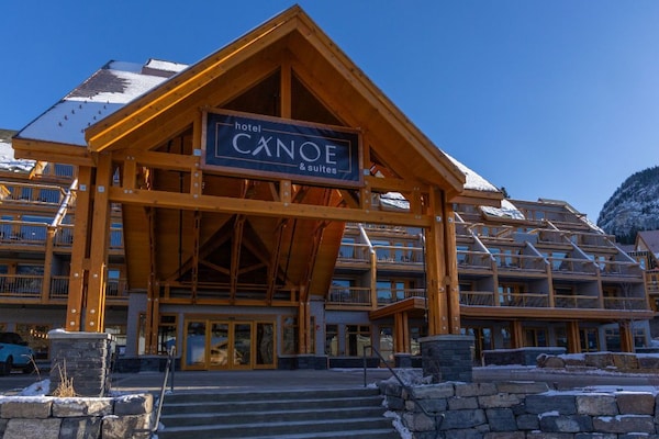 Spacious King Condo | Fireplace + Balcony - Banff