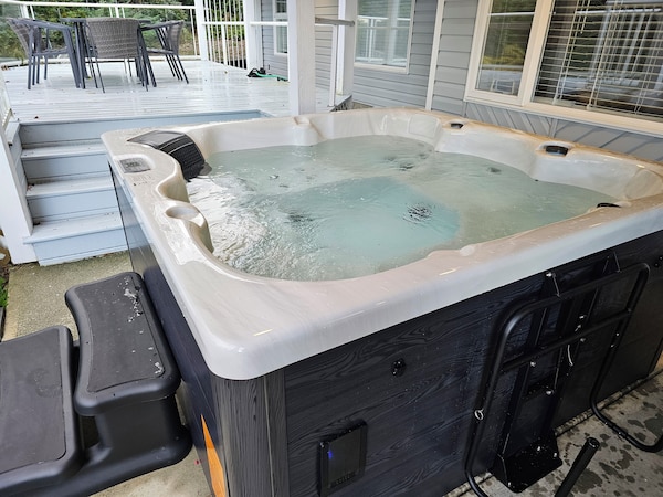 Amazing Ocean And Ravine View Suite! Hot Tub, Bbq! - Nanaimo