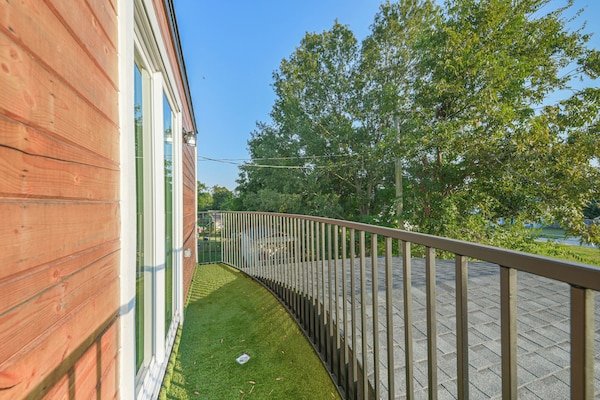 Luxury, Balconies, City View In Every Room Lifestyle Room, Plus Ev Charger - Baytown, TX