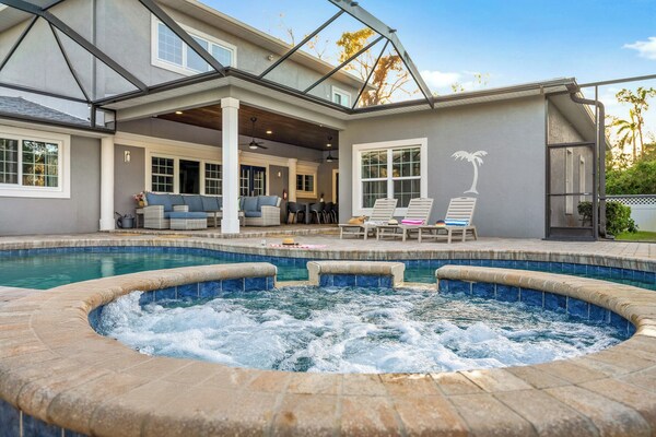 Luxurious Retreat W/ Pool & Spa | Steps To Bay! - Bradenton, FL