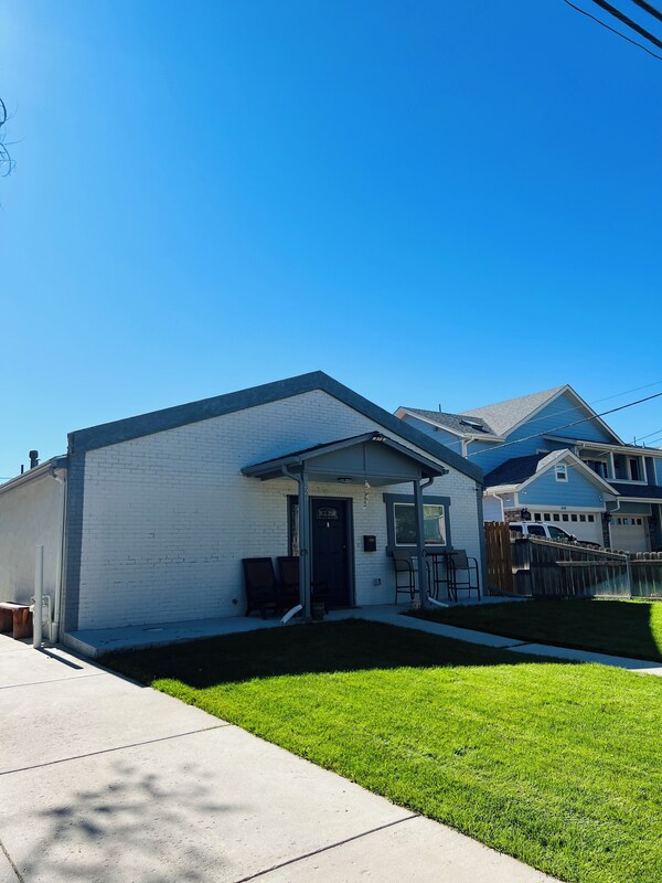 Modern & Comfy Home In Commerce City! - Denver, CO