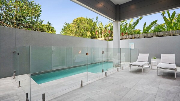 Beautiful Three-story Villa Footsteps To The Beach - Coolum Beach