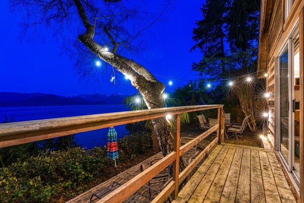 Waterfront Property  With A Breathtaking View - Bowen Island