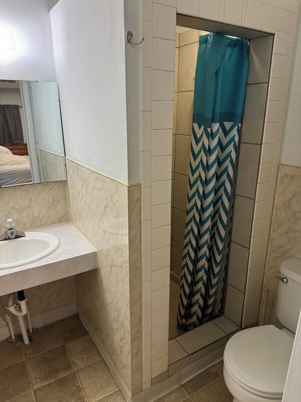 Fins N Feathers Lodge - Two Queen Beds - Kansas