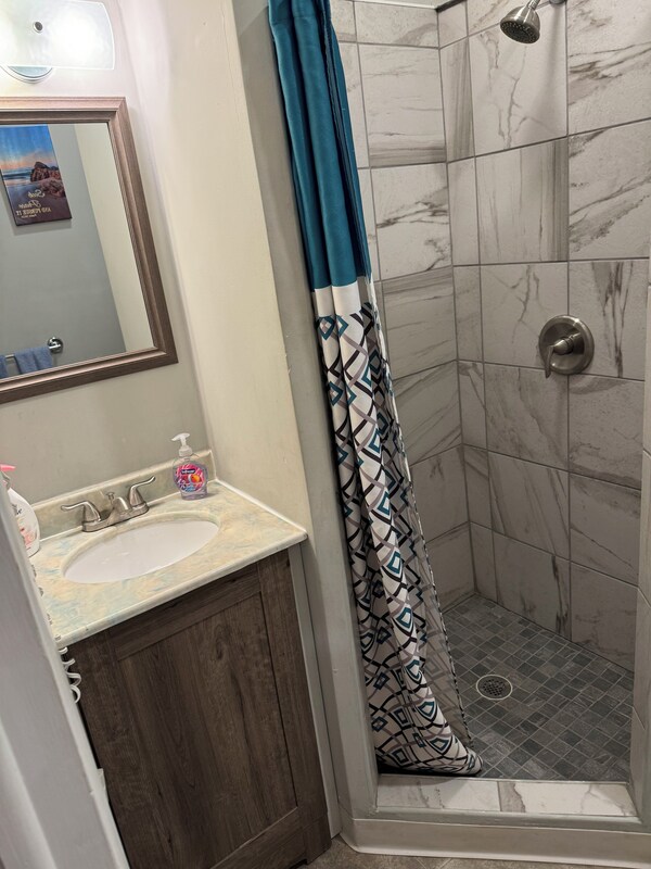 Fins N Feathers Lodge - One Queen Bed - Kansas