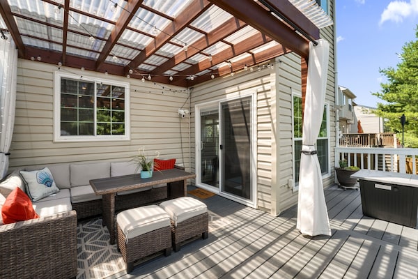 Cheerful 4-bedroom Townhouse With Indoor Fireplace - Ashburn