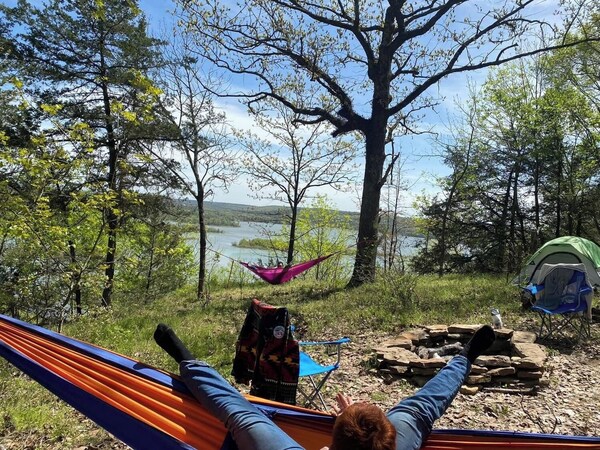 Paradiso Sunrise Waterfront Cabin Sleeps 10 With Large Open Room And Ac, Wifi - Clarksville, AR