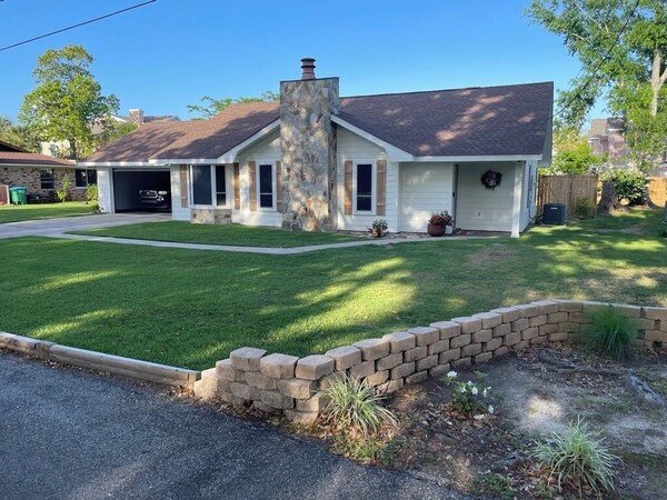 3-bedroom House In Welcoming Gulfport With In Ground Pool! Enjoy Your Stay! - Gulfport, MS