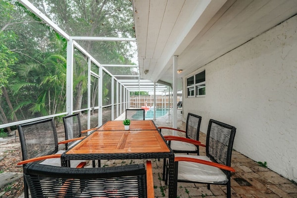 5bd Beach House, Sun, Pool, Bbq & Shop! Beach & Aventura Mall Sleeps 26! - Miramar, FL
