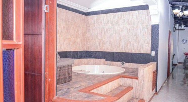 Spacious 6-bedroom Villa With Ac, Wifi, Guest Friendly,5 Blocks From Lleras Park - Medellín