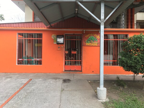 Hotel Tamarindo Hostel Zona Residencial Cerca De Restaurantes, Clinicas, Parque - La Lima