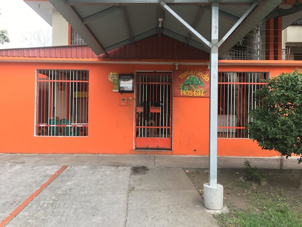 Hotel Tamarindo Hostel Zona Residencial Cerca De Restaurantes, Clinicas, Parque - La Lima