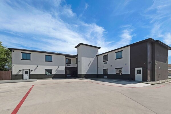 Comfortable Stay W/ Free Breakfast & Convenient Access To Downtown - San Antonio, TX