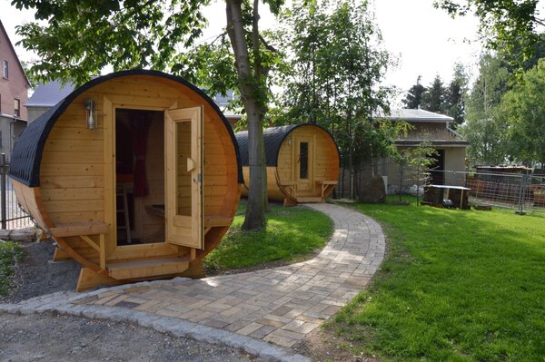 Wohnwagen '2 Campingfässer Für 4 Personen' Mit Gemeinschaftsgarten Und Wi-fi - Eilenburg