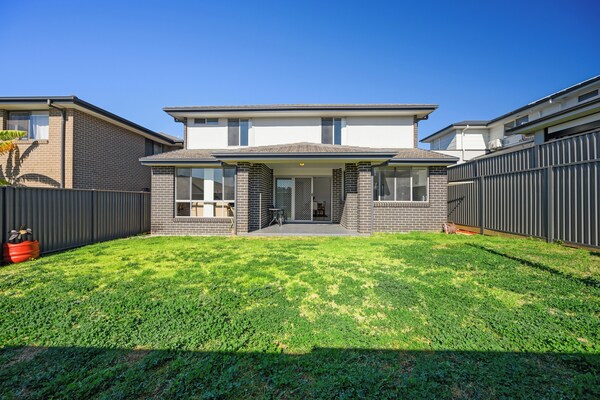 Jordan Springs 5 Bedrooms Home Near Shopping - Kingswood