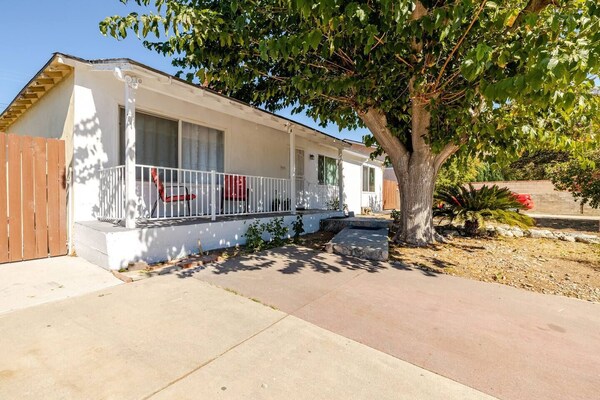 Close To Ucr Campus! Free Parking! King Beds! - Riverside, CA