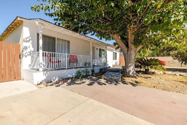 Close To Ucr Campus! Free Parking! King Beds! - Riverside, CA