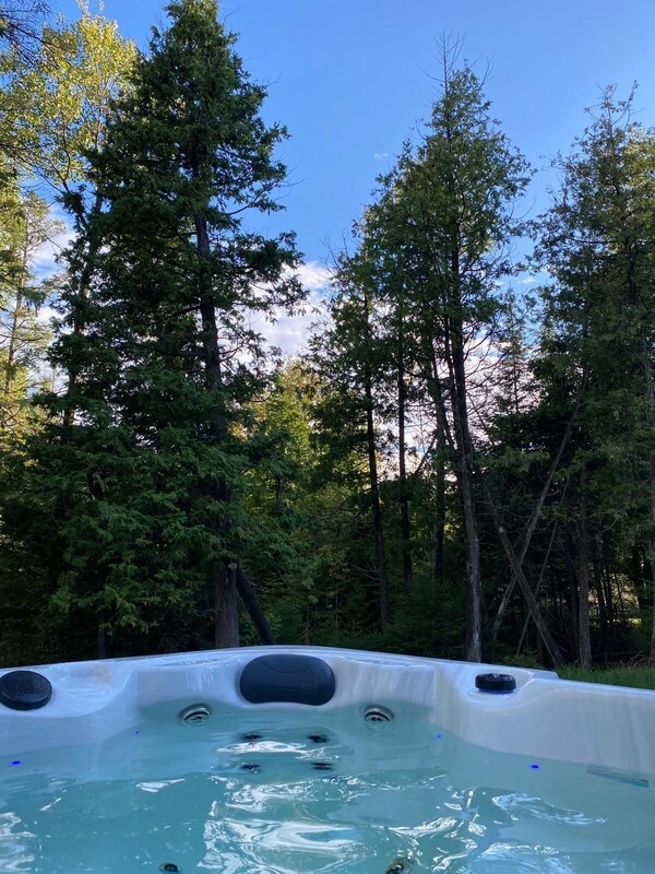 Sunset Bay Cottage  Your Year-round Escape To Lake Hurons Tranquil Shores - Bruce Peninsula
