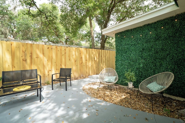 Welcome To Our Charming 1 Bedroom, 1-bath Duplex Located In The Heart Of Tampa At Crenshaw Street - Tampa, FL