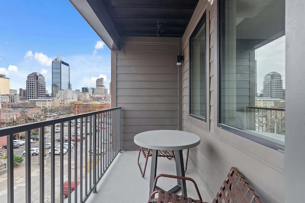 Cozysuites Mass With Parking, Lounge & Roof Deck #28 - Indianapolis, IN