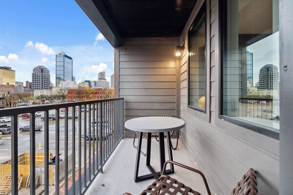 Cozysuites Mass With Parking, Lounge & Roof Deck #34 - Indianapolis, IN