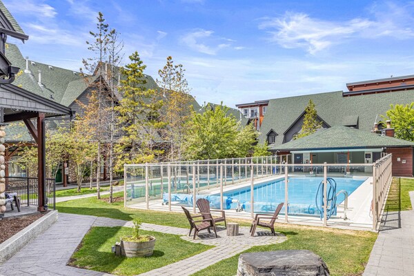 Cedar Ridge Chalet - Pool & Hot Tub - Pet Friendly - Canmore