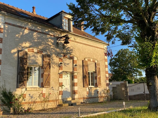 Former Hamlet School, House With 500m2 Enclosed Grounds And Swimming Pool. - Chablis