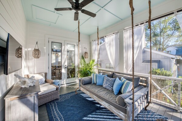 Magazine Worthy Beach Cottage With Hot Tub. 0.2 Miles To The Ocean - Brunswick, GA