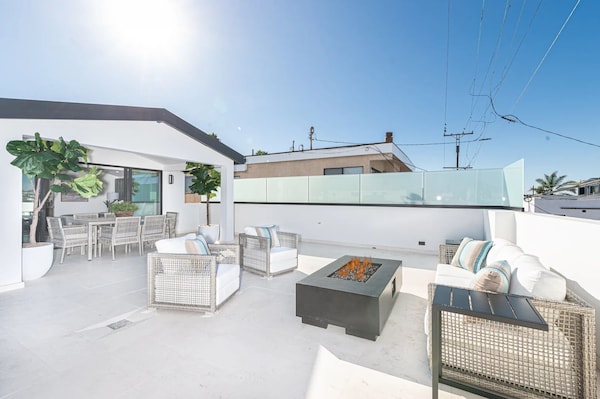 Luxury Beach Condo! | One Block To Beach | Large Sun Deck - Irvine, CA