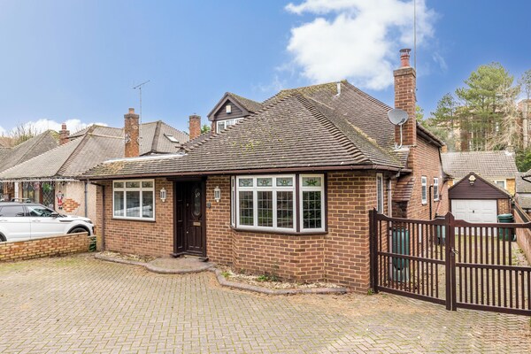 Newly Renovated Traditional Family Home Near Beach - Bournemouth