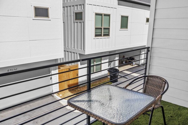 Spacious 3br+balcony | Sleeps 10 | Near Tmc & Dt - Houston, TX