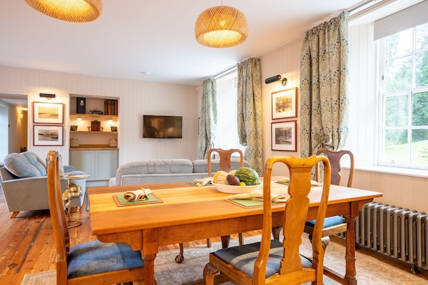The Earls Library -  An Apartment That Sleeps 4 Guests  In 2 Bedrooms - Ayrshire